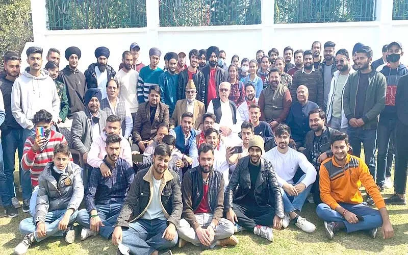 Dr Farooq, Omar Abdullah visit Khanqah-e-Maula - Greater Kashmir