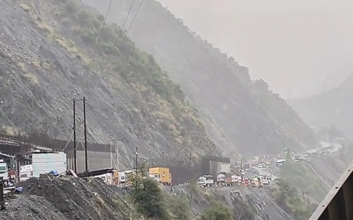 Jammu-Srinagar National Highway blocked for traffic after landslide at Gangroo - Greater Kashmir
