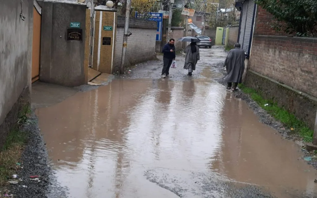 Rains cause waterlogging in Srinagar areas - Greater Kashmir