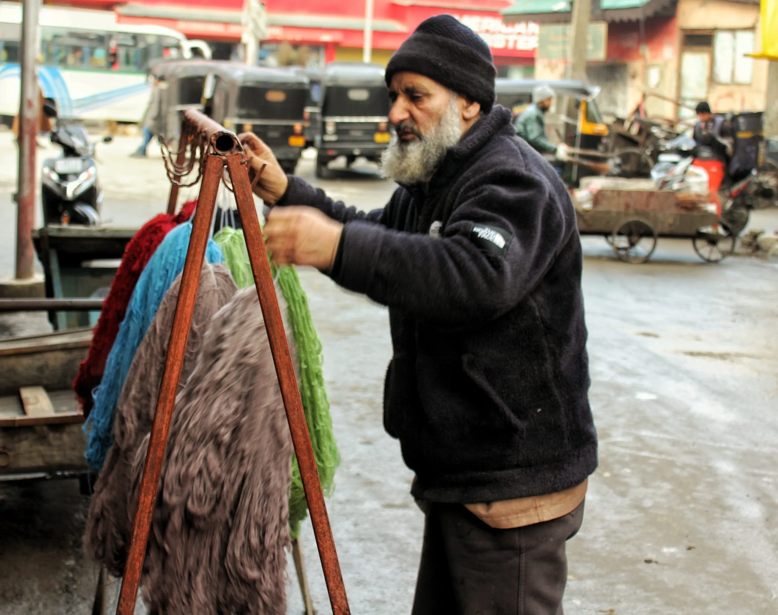 GLORIOUS SHAHER-E-KHAAS | Rangrez brings life to colourless threads in ...