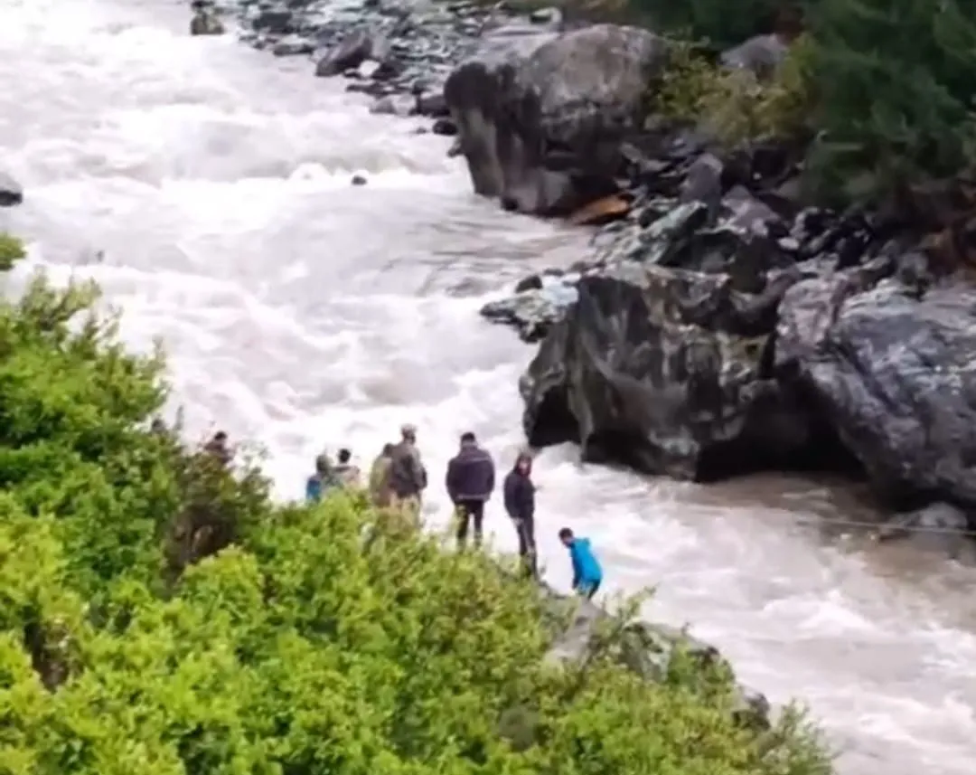 Several missing as vehicle plunges into nallah in Sonamarg - Greater ...