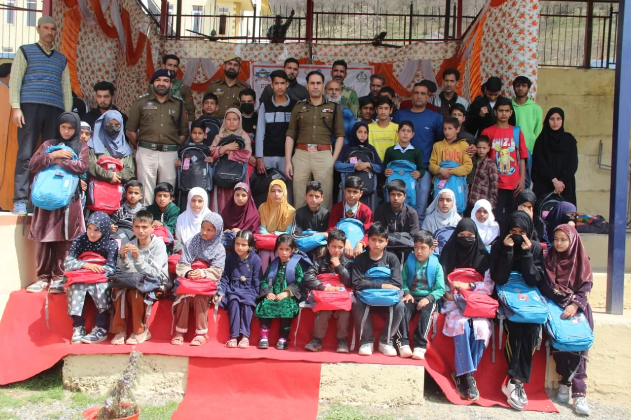 Police distribute study material in Handwara - Greater Kashmir