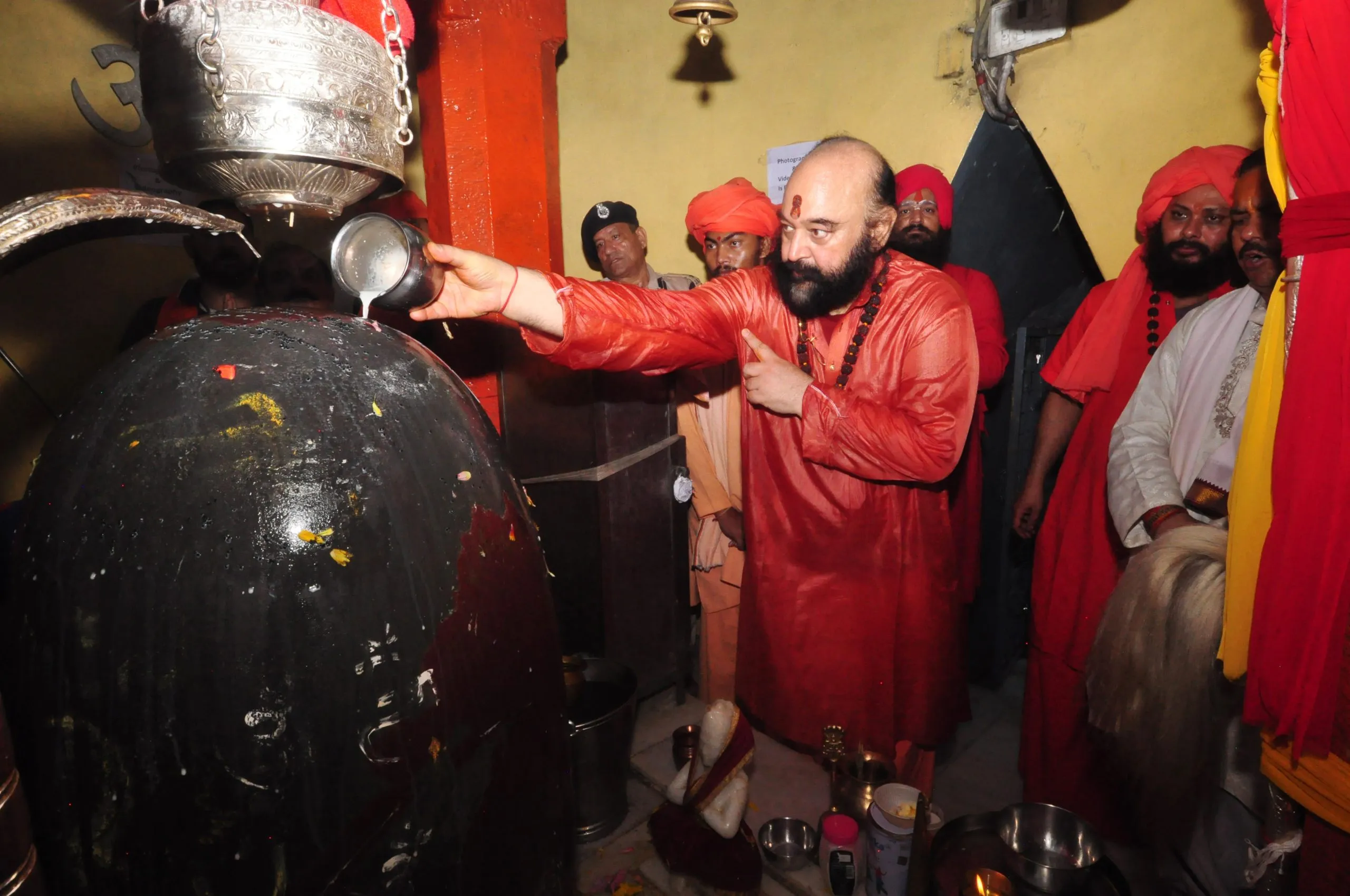 Chhari Mubarak taken to Shankaracharya Temple in Srinagar - Greater Kashmir