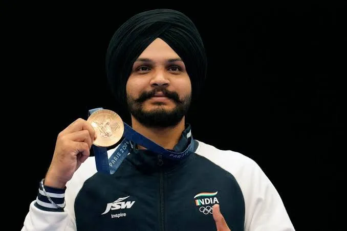 Olympic medalist Sarabjot Singh receives warm welcome at Delhi Airport ...