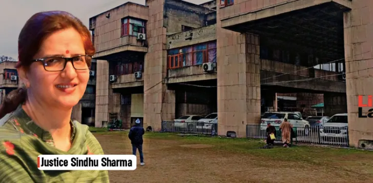 Justice Sindhu Sharma hoists tricolour at Jammu wing of High Court ...