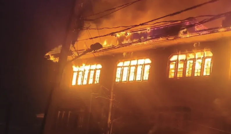Fire engulfs house at Noorbagh - Greater Kashmir